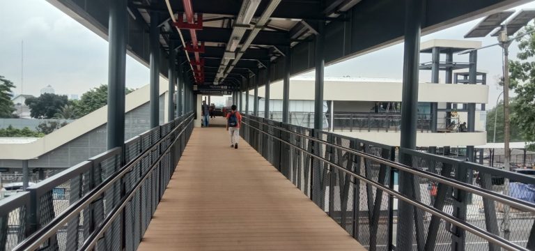 Melihat Halte TransJakarta Cikoko Stasiun Cawang yang Dibuka Hari Ini ...